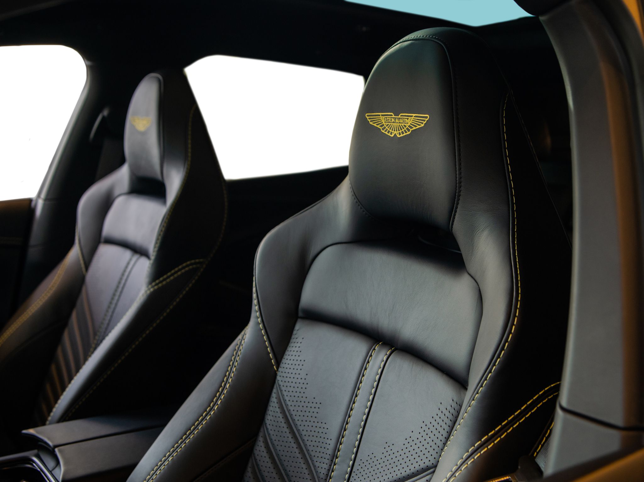 Aston Martin DBX707 giá cao nhất gần 25 tỷ đồng tại Việt Nam