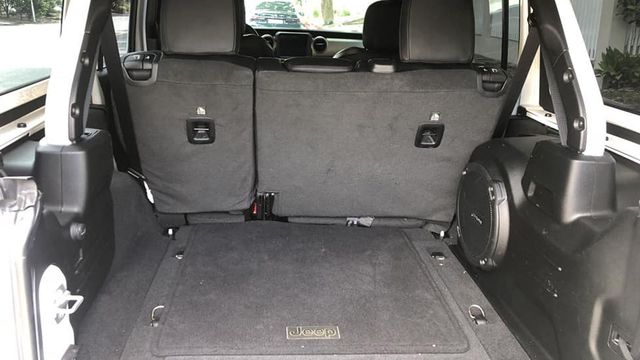 Jeep Wrangler 2025: Giá lăn bánh và khuyến mãi T8/2025
