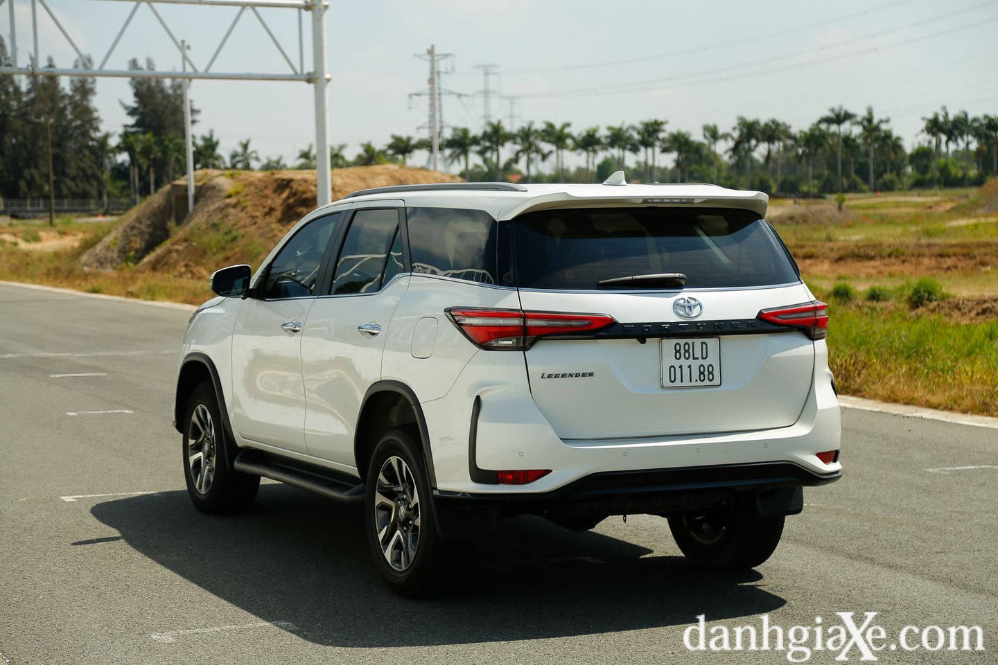 Đánh giá chi tiết xe Toyota Fortuner Legender 2.8AT 4X4 2021