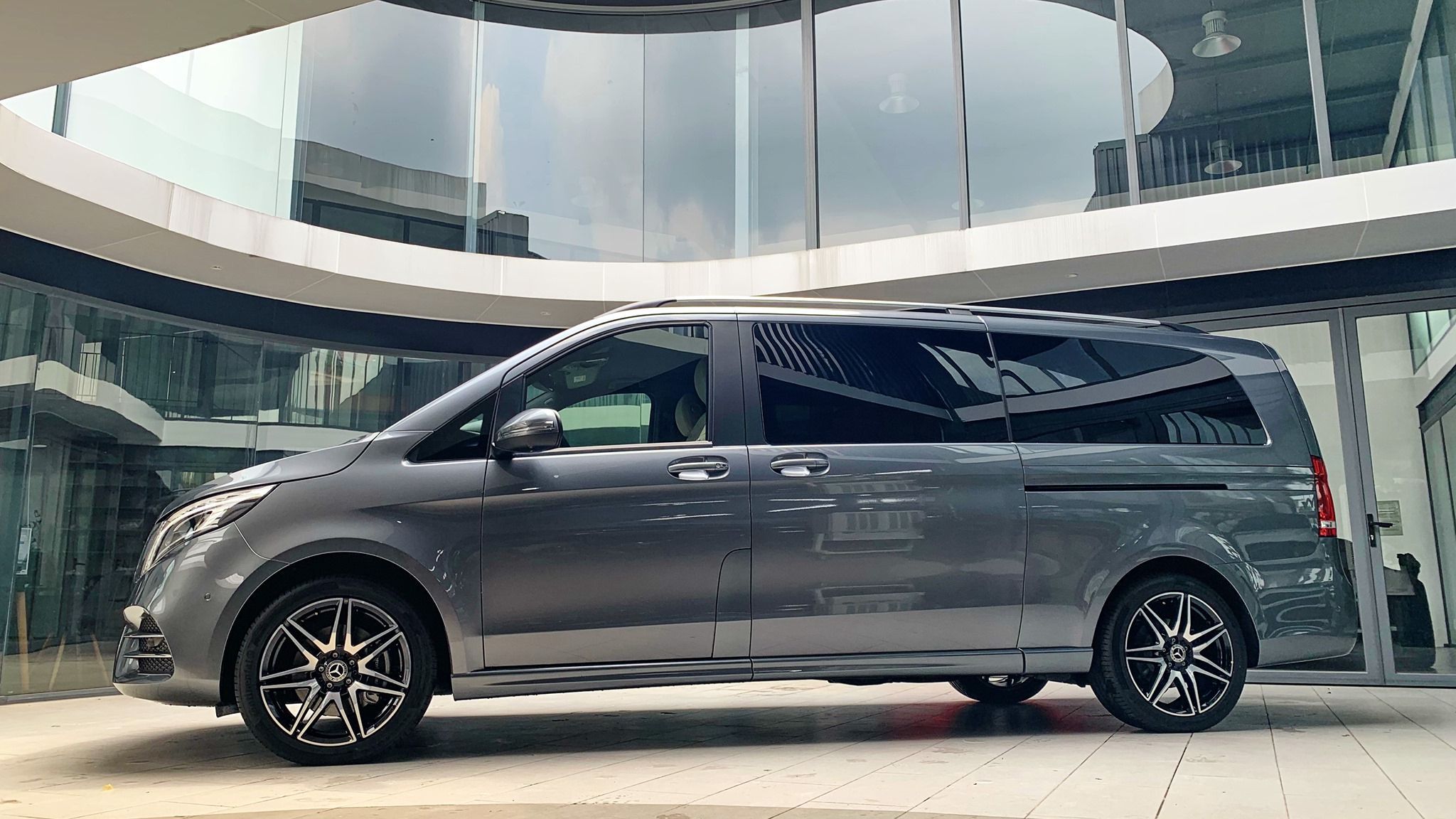 Mercedes V250 AMG 2025: Giá lăn bánh và khuyến mãi T7/2025