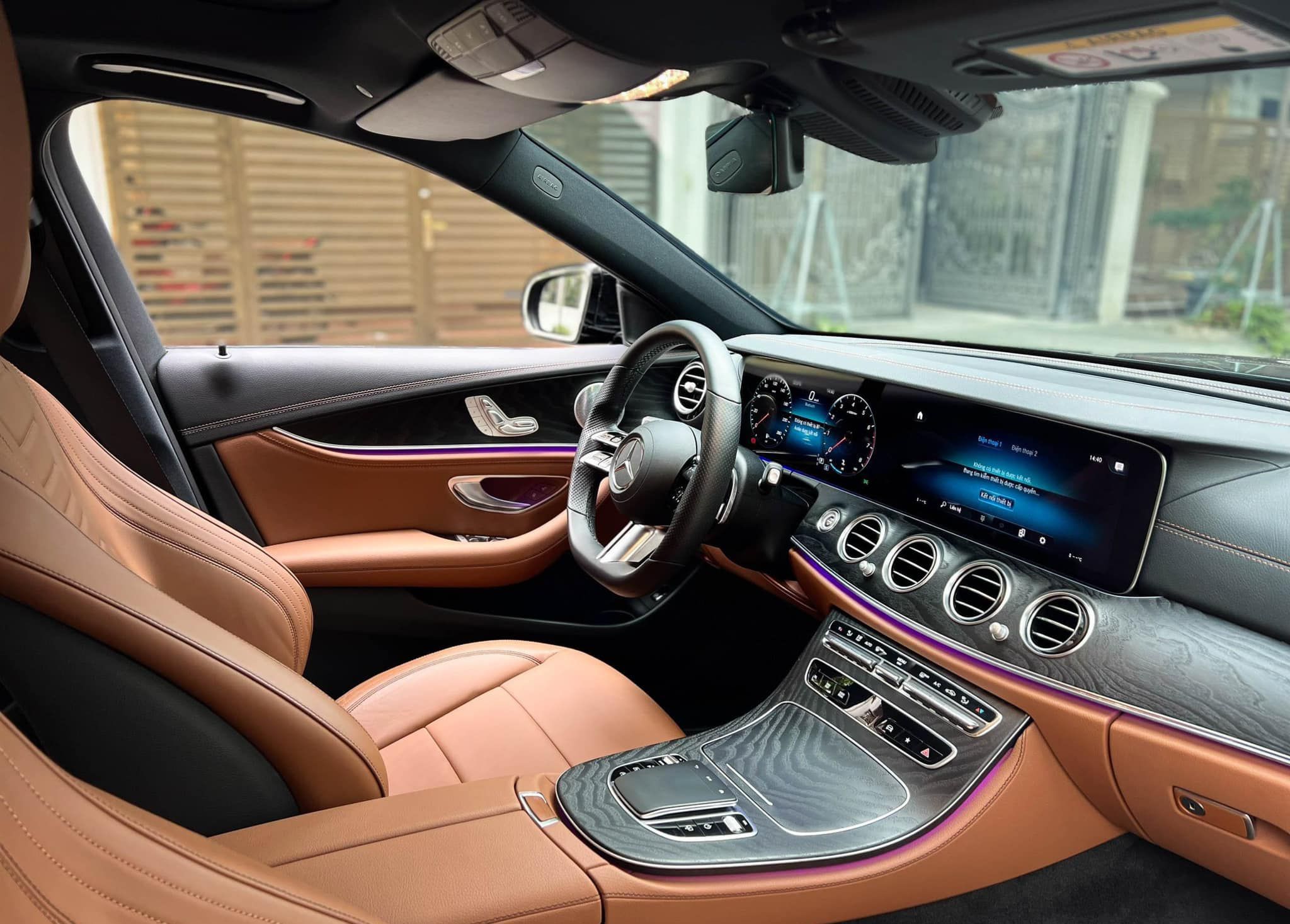 Mercedes E300 AMG 2025: Giá lăn bánh và khuyến mãi T8/2025