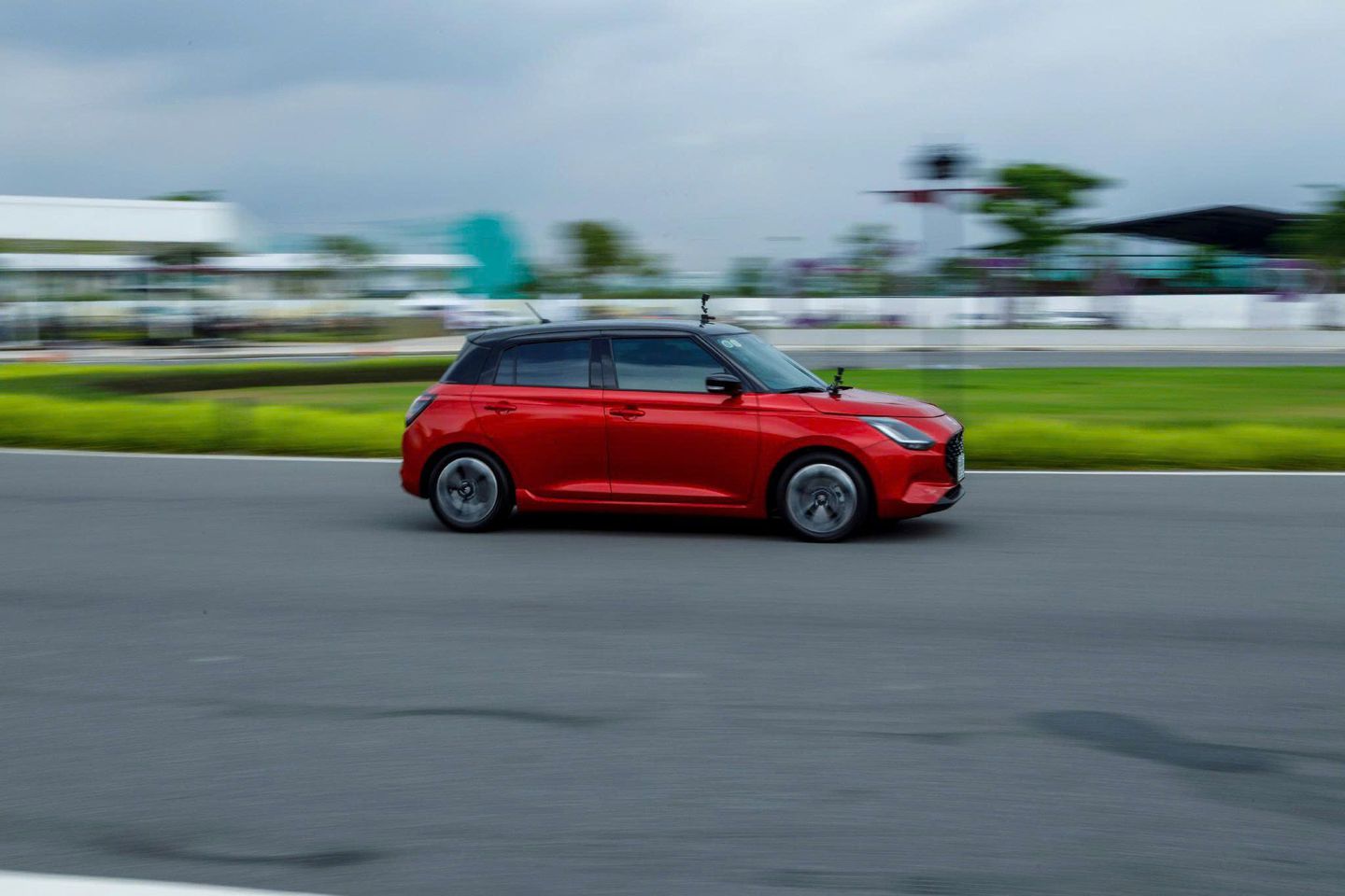 Suzuki Swift 2025 chính thức ra mắt tại Việt Nam với giá bán từ 569 ...
