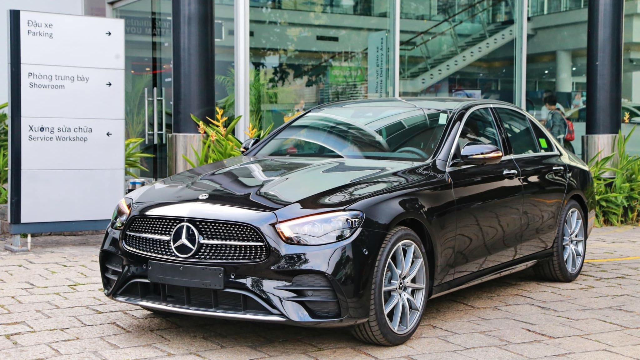 Mercedes E300 AMG 2025: Giá lăn bánh và khuyến mãi T8/2025