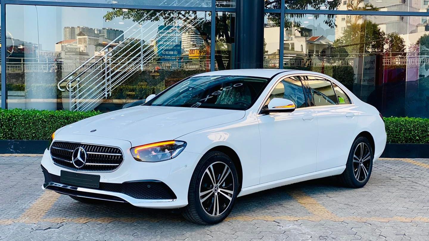 Mercedes E180 2025: Giá lăn bánh và khuyến mãi T8/2025