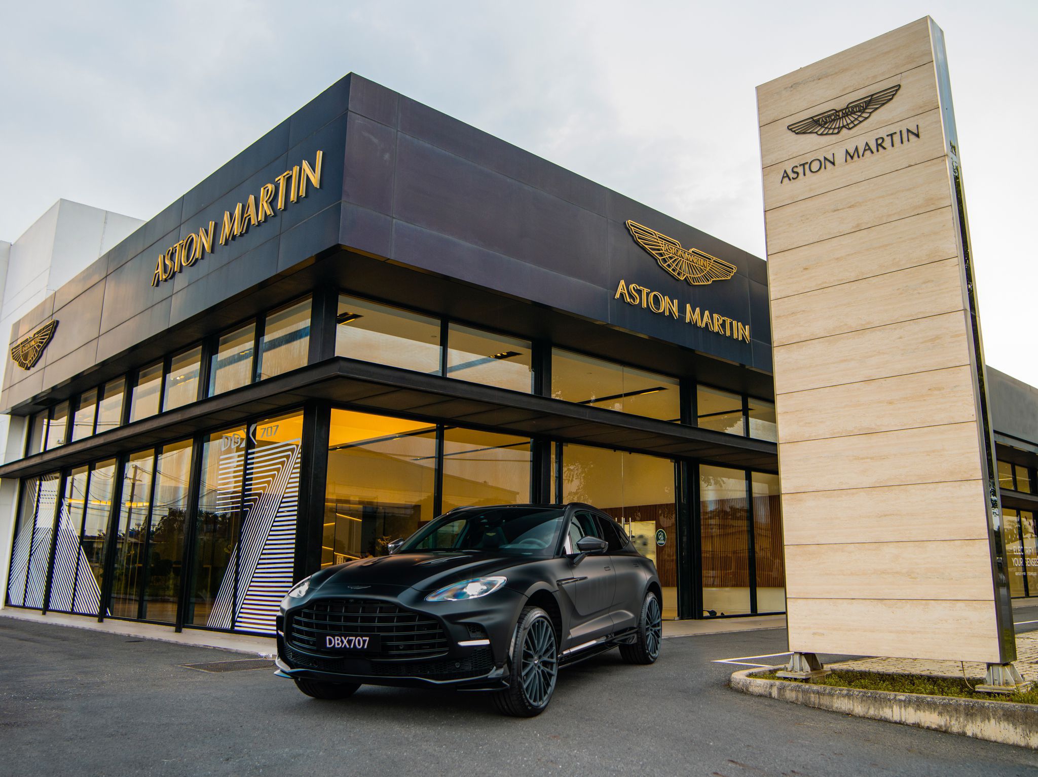 Aston Martin DBX707 giá cao nhất gần 25 tỷ đồng tại Việt Nam