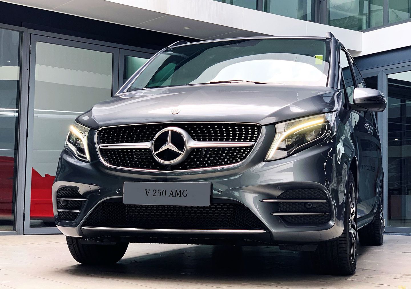 Mercedes V250 AMG 2025: Giá lăn bánh và khuyến mãi T7/2025