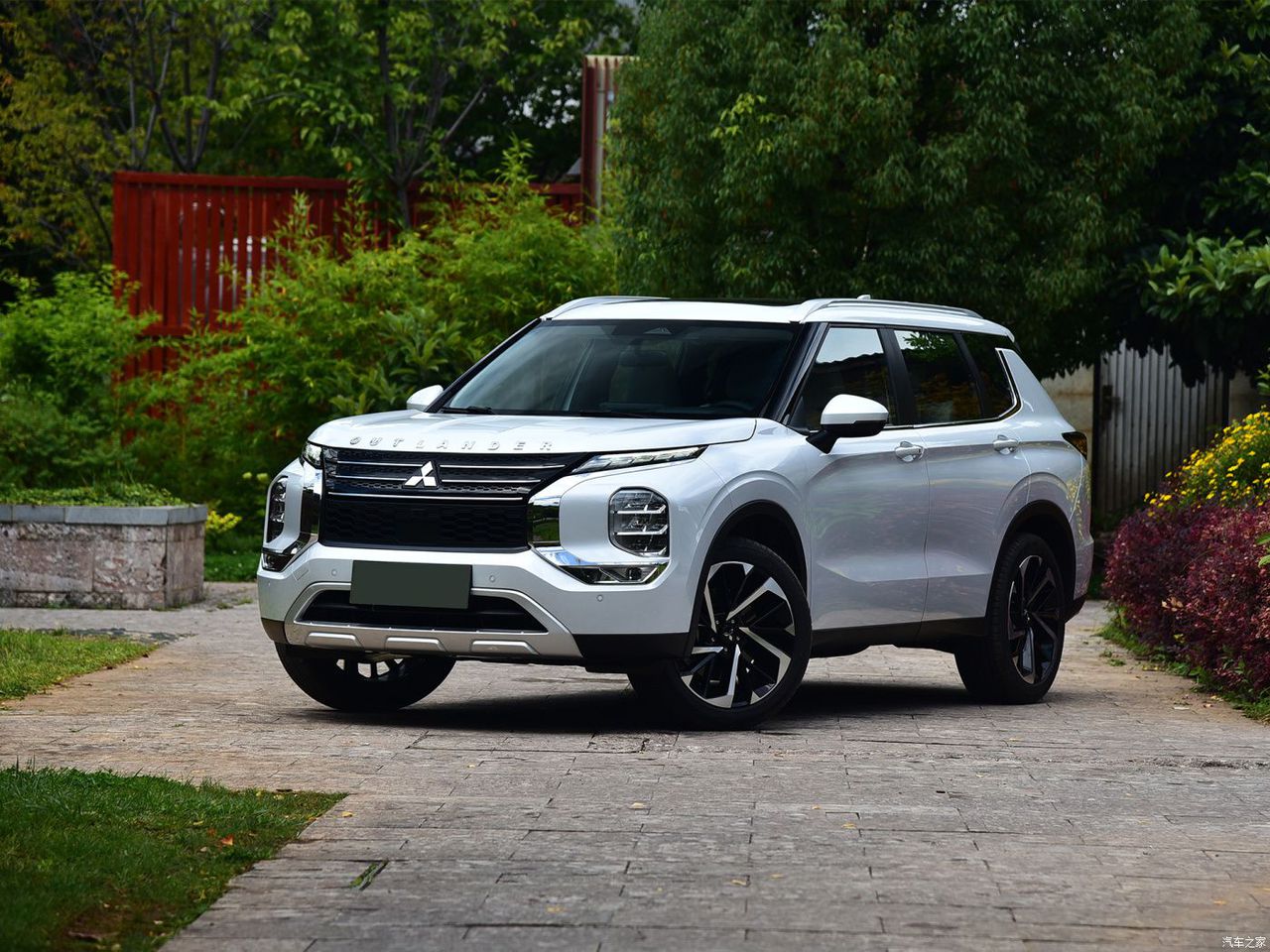 Giá xe Mitsubishi Outlander 2023 & khuyến mãi T7/2023