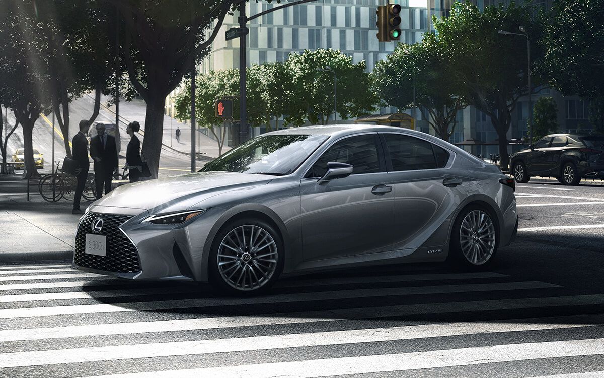 Lexus IS300h 2025: Giá lăn bánh và khuyến mãi T8/2025