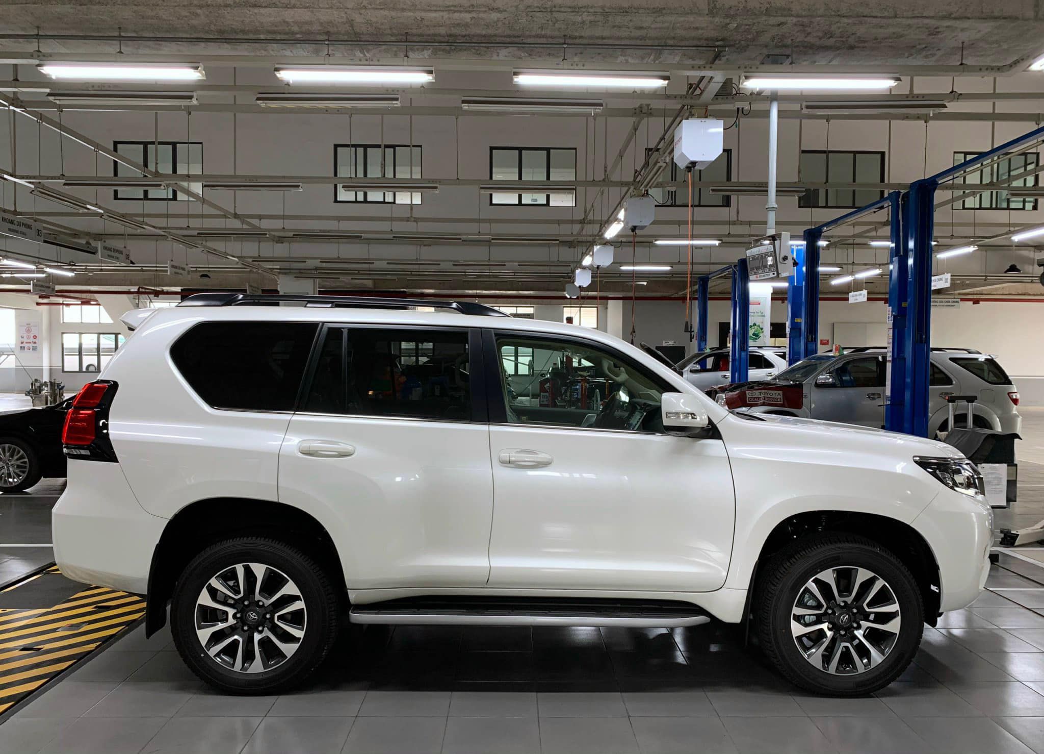 Đánh giá Toyota Land Cruiser Prado 2023: Giá, nội ngoại thất
