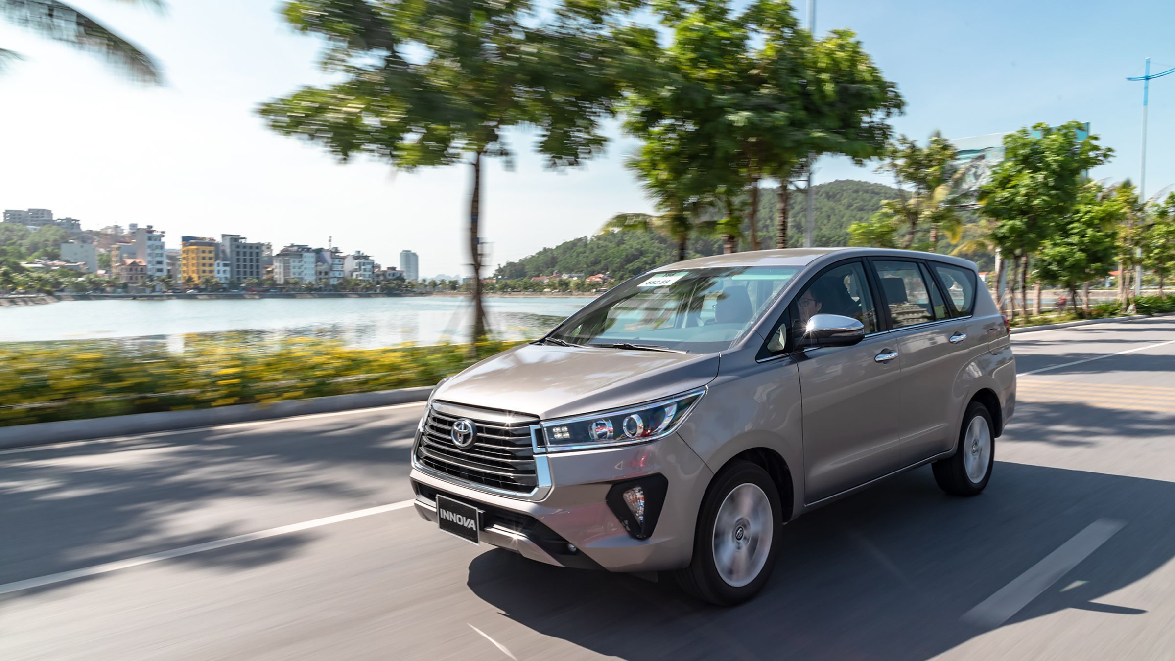 Đánh giá Toyota Innova G 2023: Giá xe & KM, nội ngoại thất