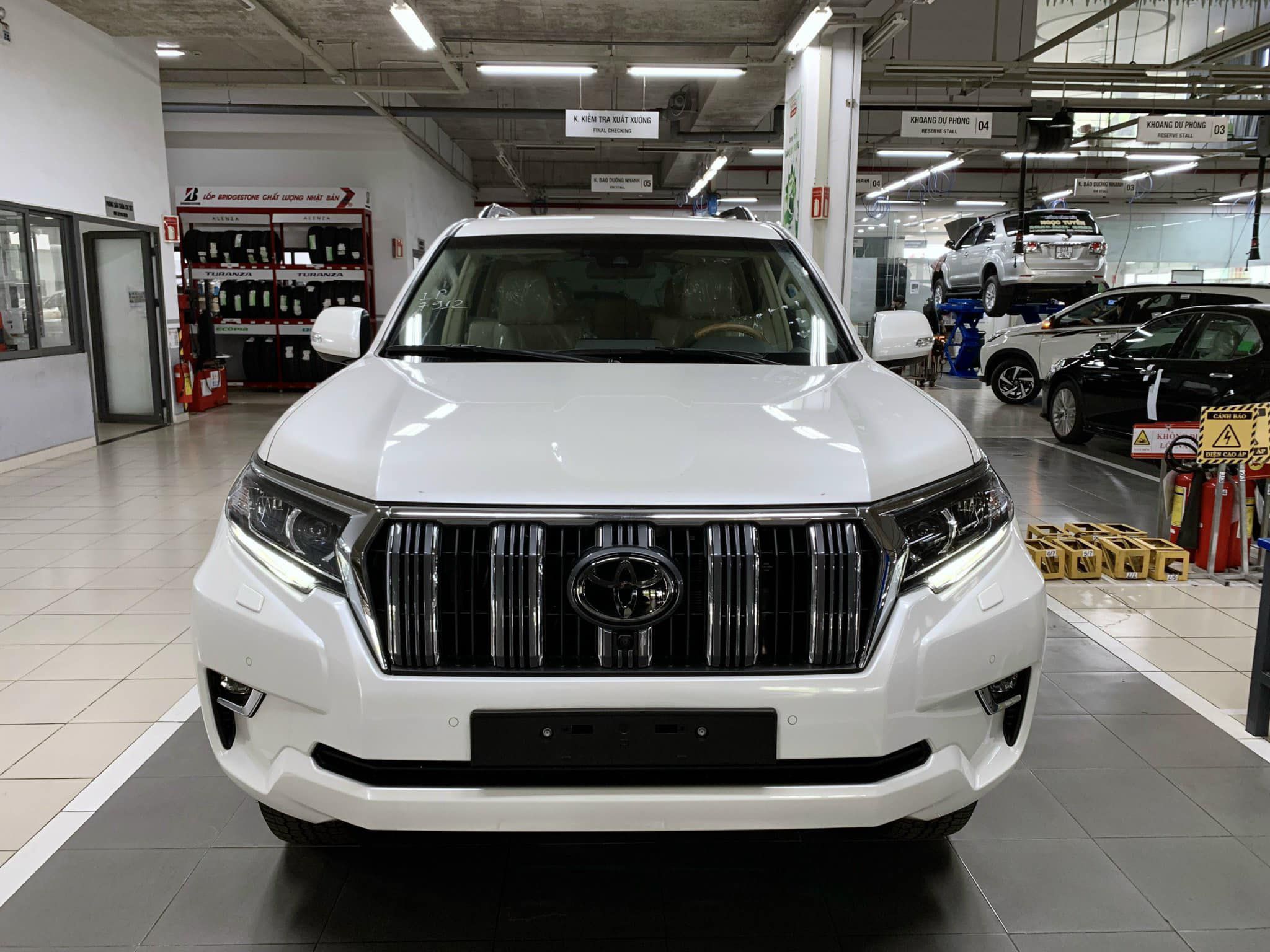 Đánh giá Toyota Land Cruiser Prado 2023: Giá, nội ngoại thất