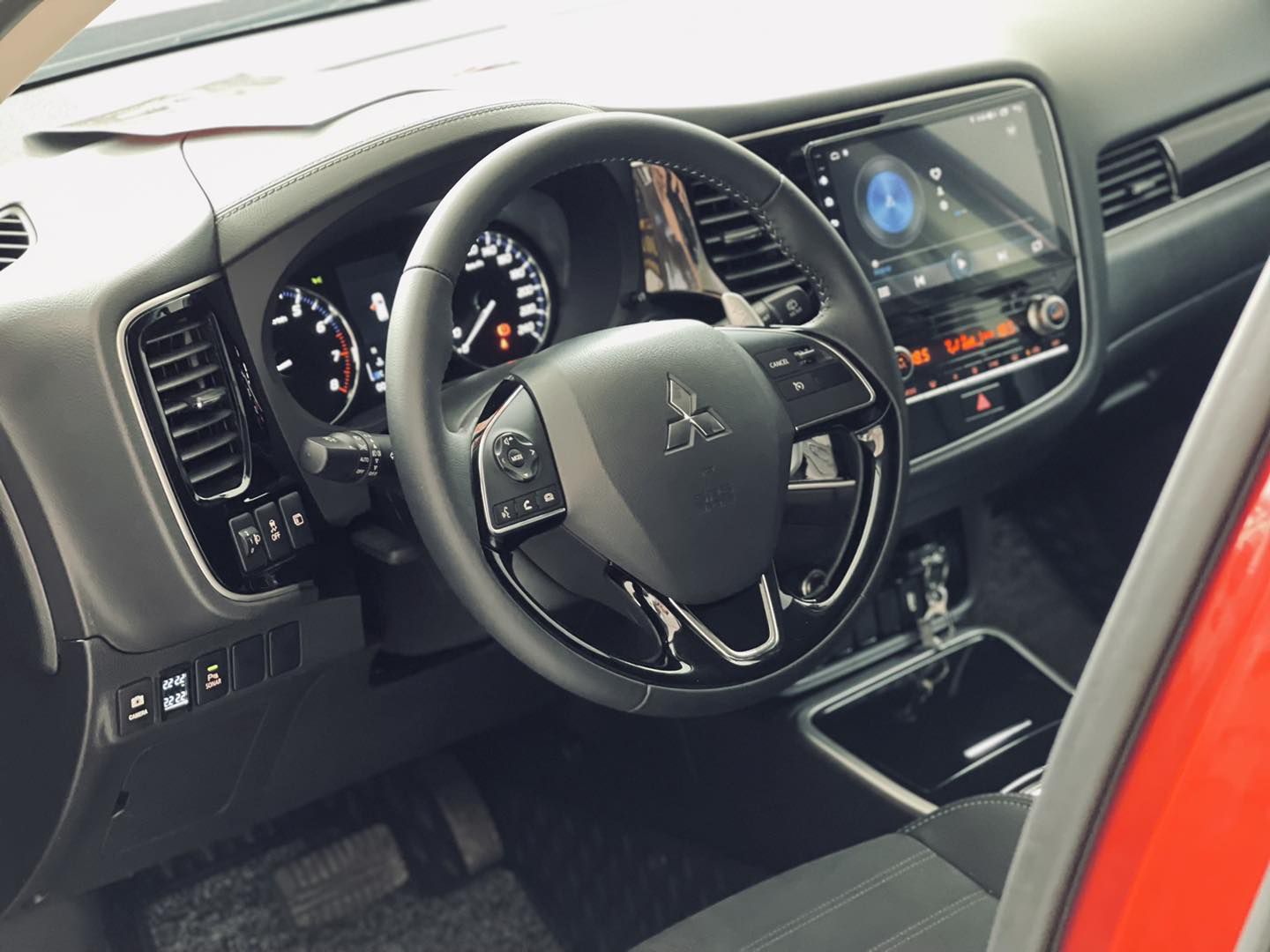 Đánh giá Mitsubishi Outlander 2023 về giá, nội ngoại thất...