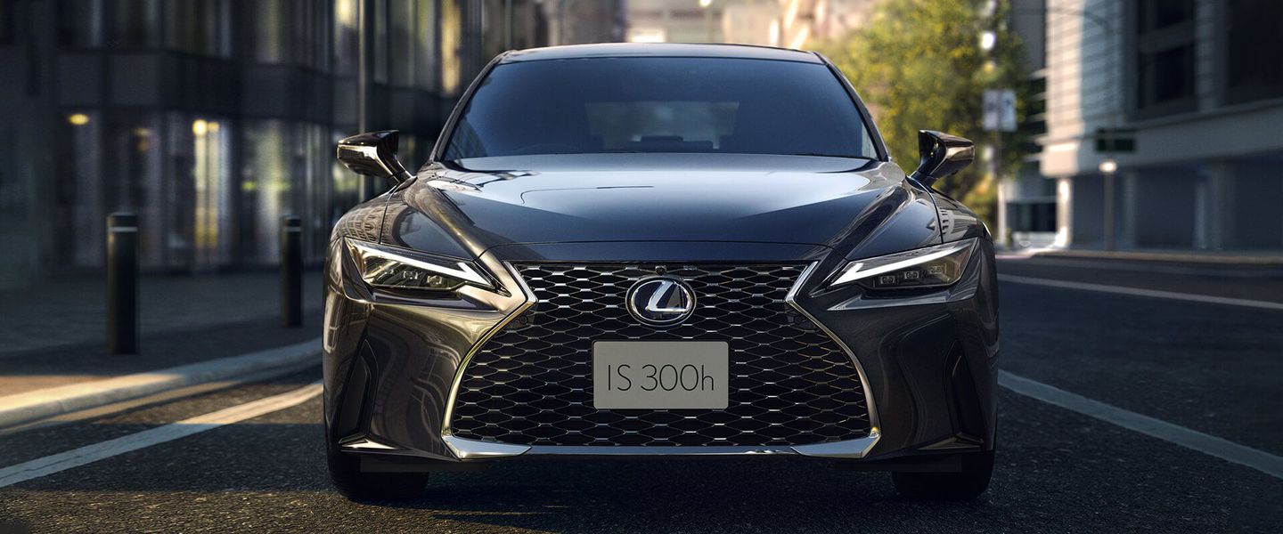Lexus IS300h 2025: Giá lăn bánh và khuyến mãi T8/2025