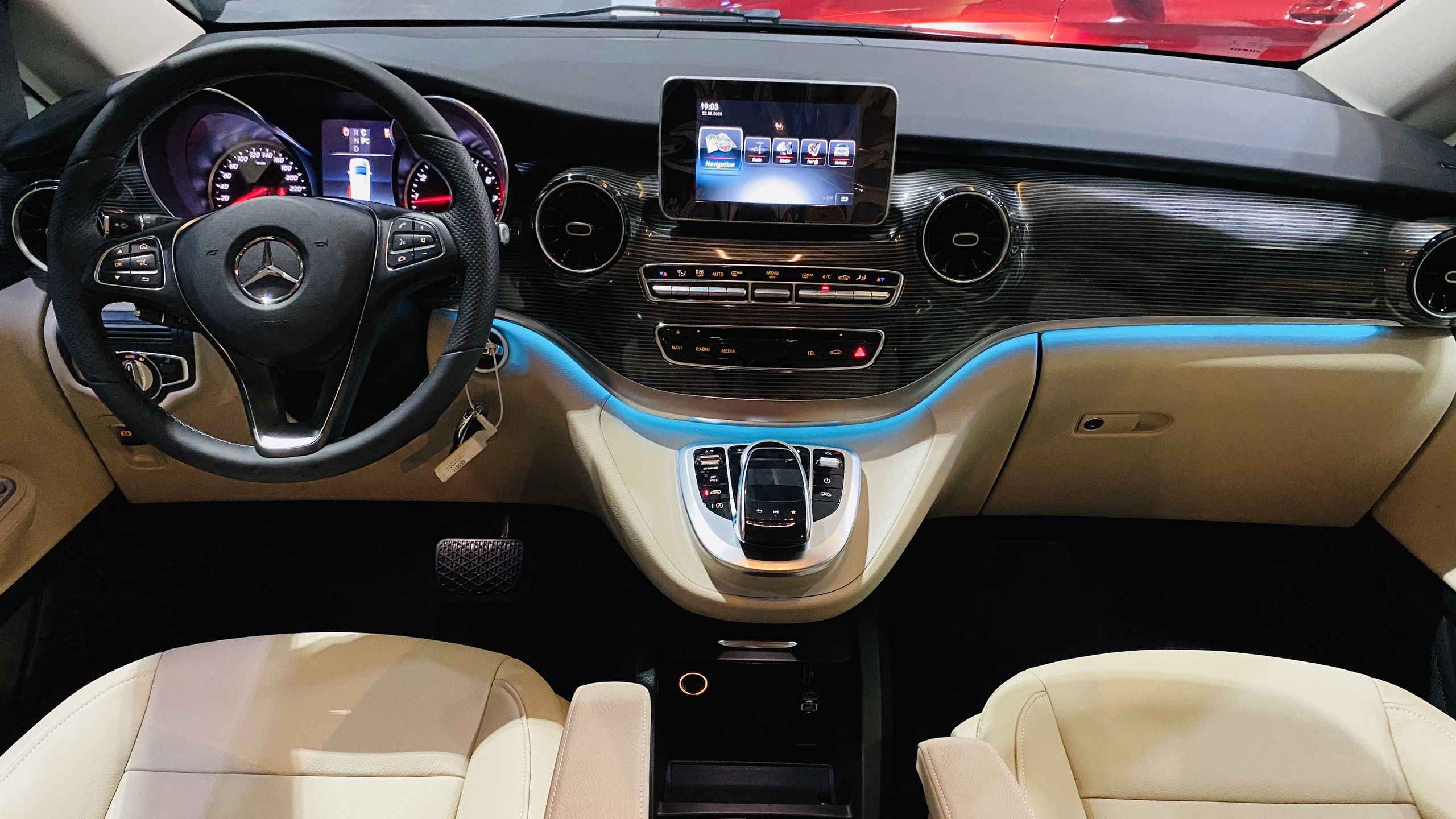 Mercedes V250 Luxury 2025: Giá lăn bánh và KM T8/2025