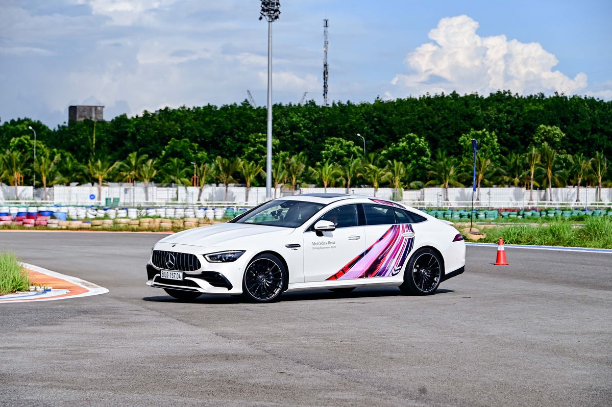 Trải nghiệm xe Mercedes-Benz trên đường đua tại MBDE 2020