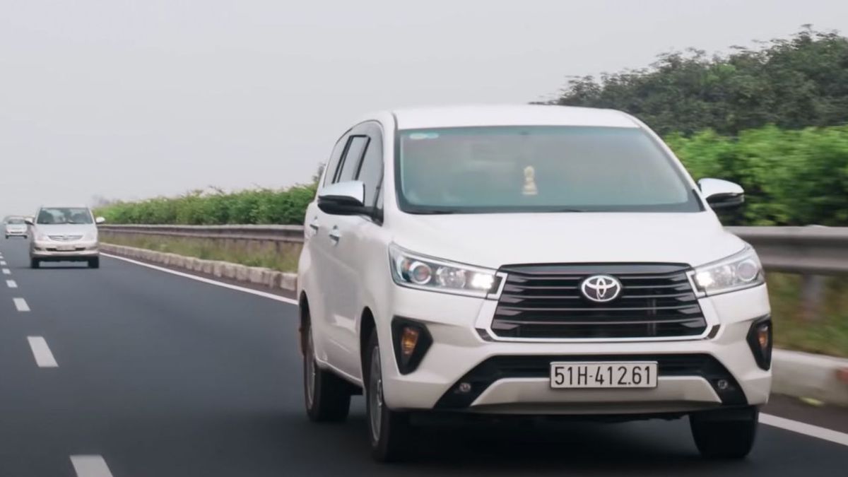 Đánh giá xe Toyota Innova G 2022: Nội thất rộng rãi, vận hành khá linh hoạt