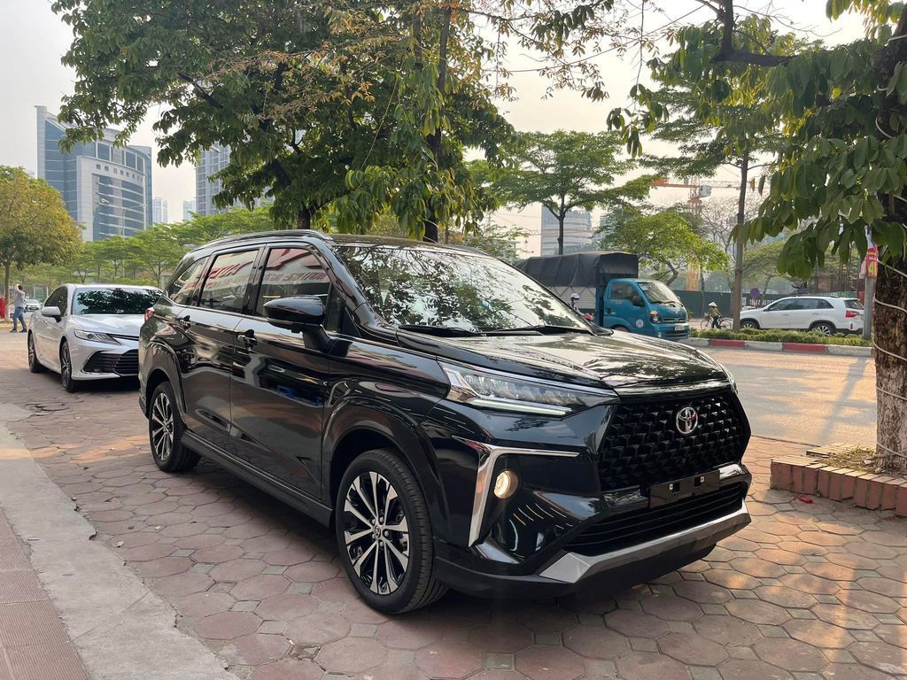 So sánh phiên bản Toyota Veloz 2023: giá, màu sắc, thông số