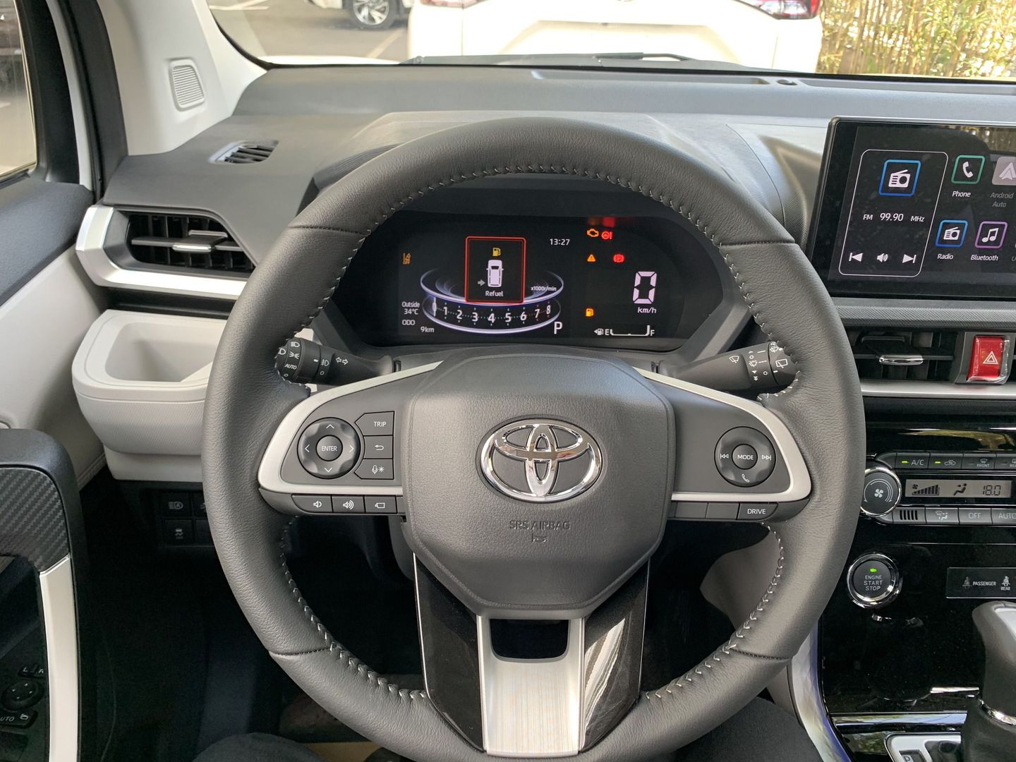 Đánh giá Toyota Veloz 2023: Giá, khuyến mãi, nội ngoại thất
