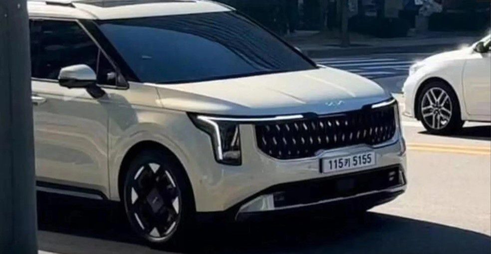 Kia Carnival 2024 lộ diện trước ngày ra mắt