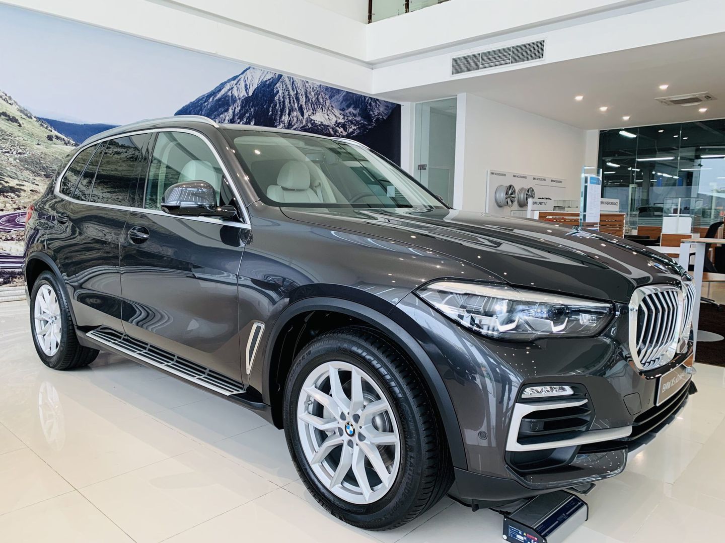 BMW X5 2025: Giá lăn bánh và khuyến mãi T8/2025