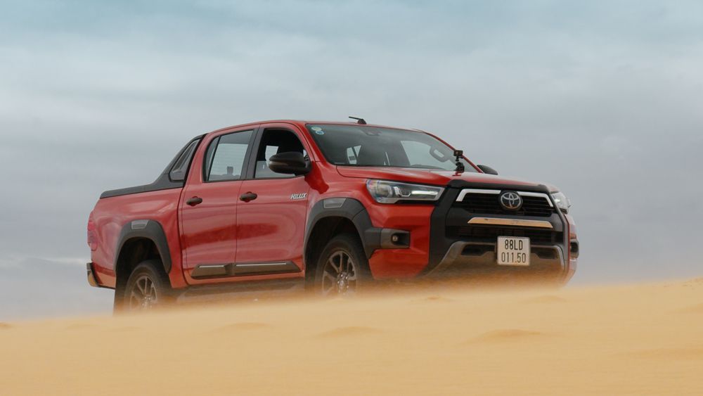 Bay đồi cát, vượt rừng thông cùng Toyota Hilux 2020 qua hành trình gần ...
