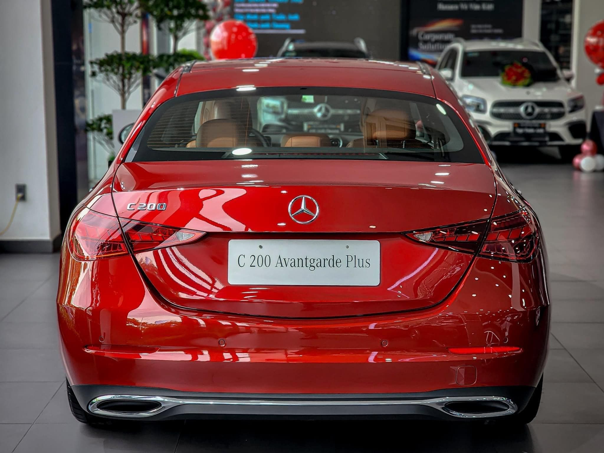 Mercedes C200 Avantgarde 2025: Giá lăn bánh và KM T8/2025