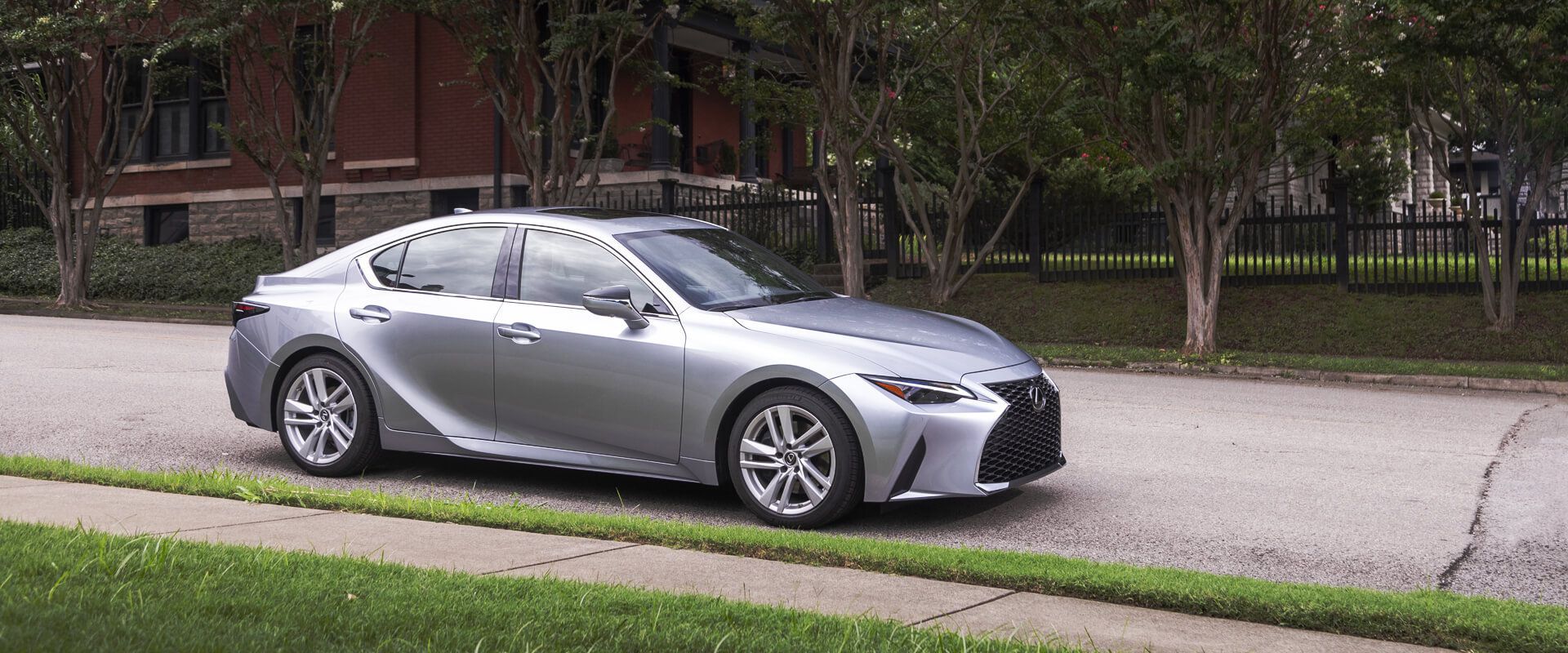 Lexus IS300 2025: Giá lăn bánh và khuyến mãi T8/2025