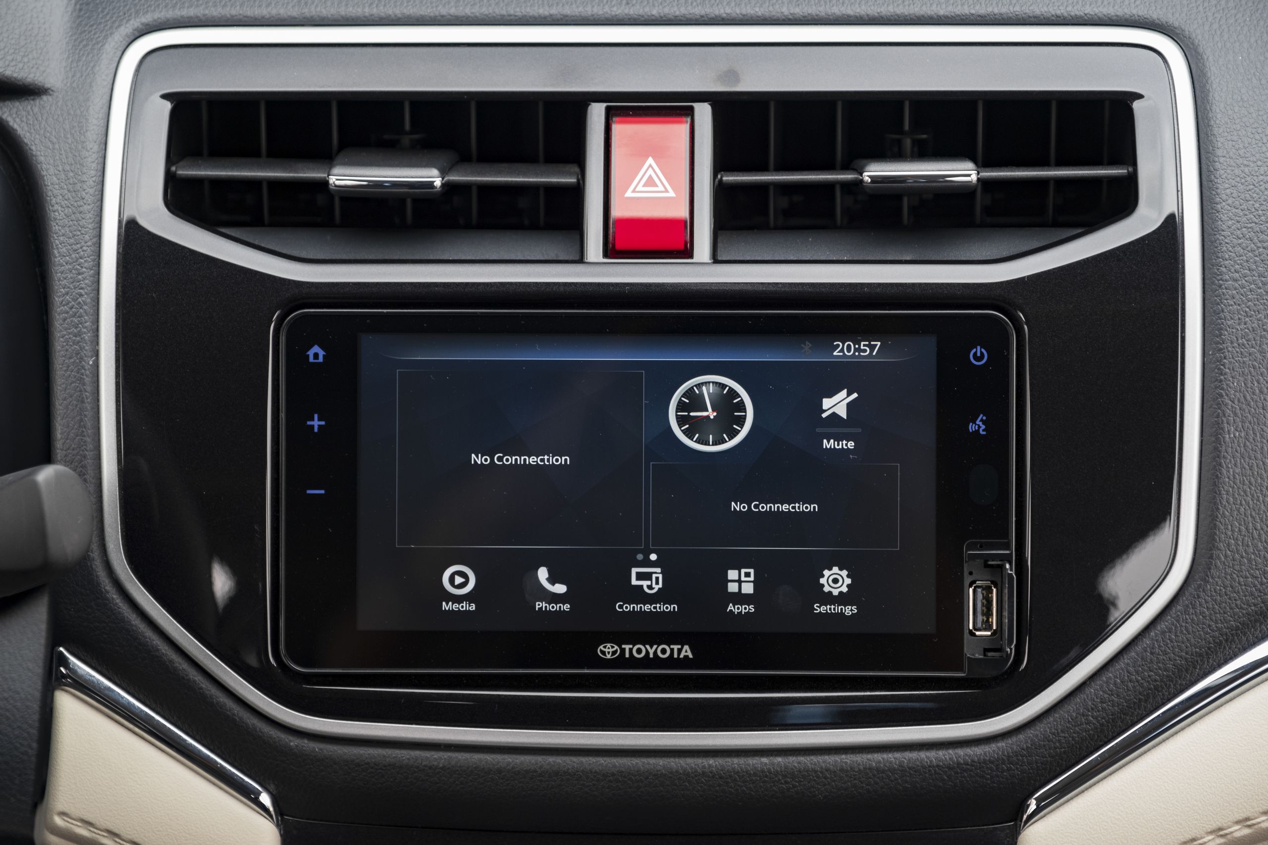 Toyota Rush được nâng cấp Carplay và Android Auto, tặng 1 năm BHVC đến ...