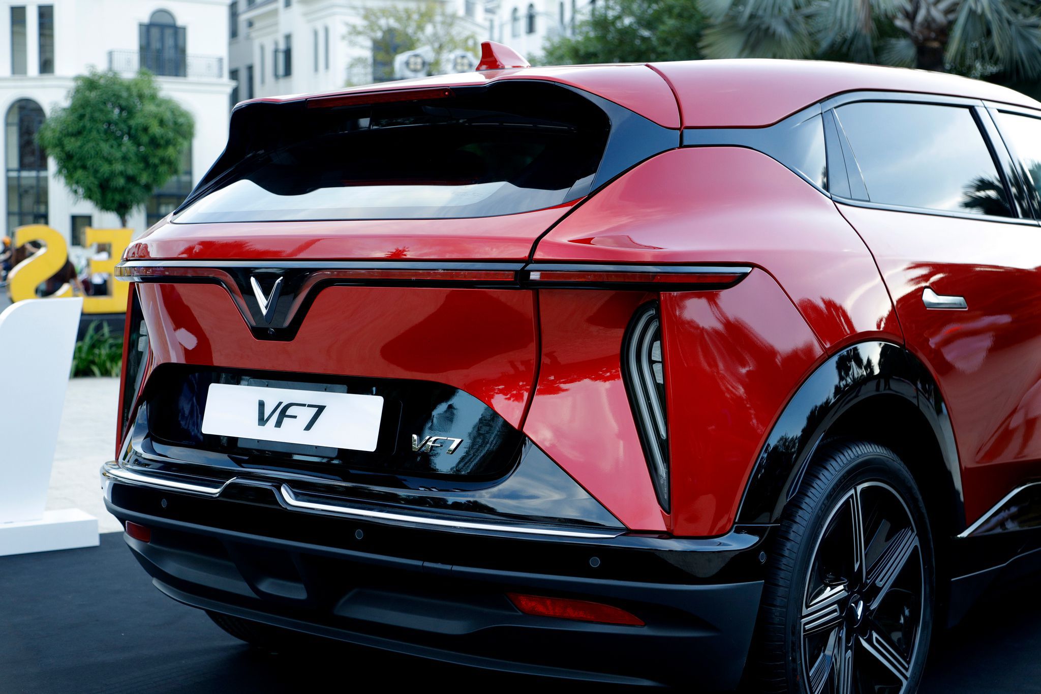 Cận cảnh Vinfast VF7 thực tế, ưu đãi 30 triệu đồng cho khách hàng tiên ...