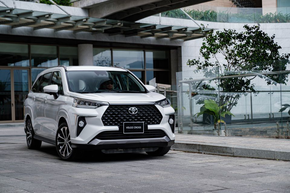 Đánh giá Toyota Veloz 2023: Giá, khuyến mãi, nội ngoại thất