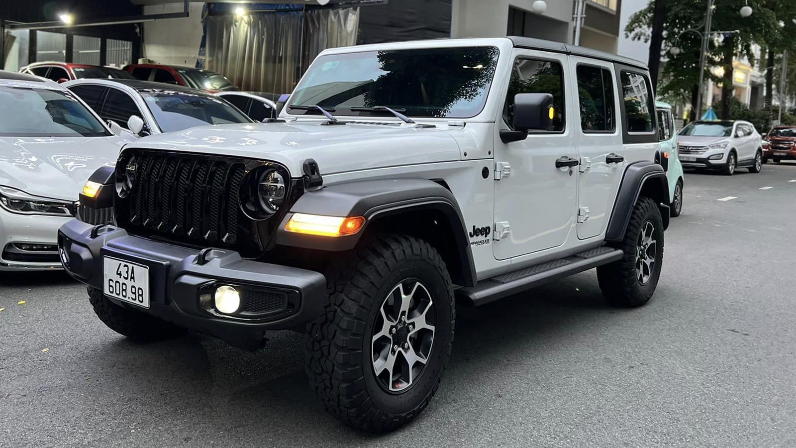Jeep Wrangler 2025: Giá lăn bánh và khuyến mãi T8/2025