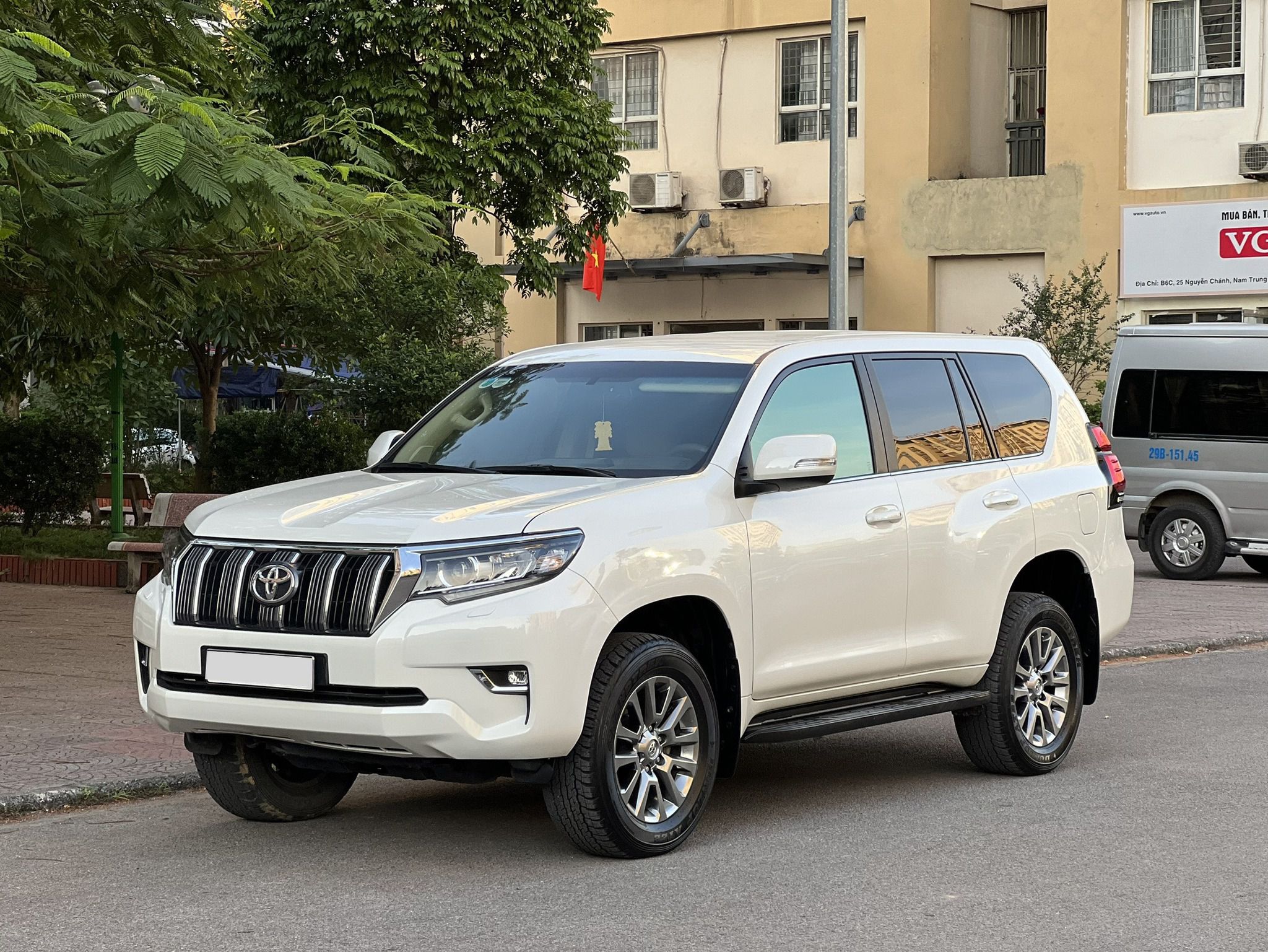Đánh giá Toyota Land Cruiser Prado 2023: Giá, nội ngoại thất
