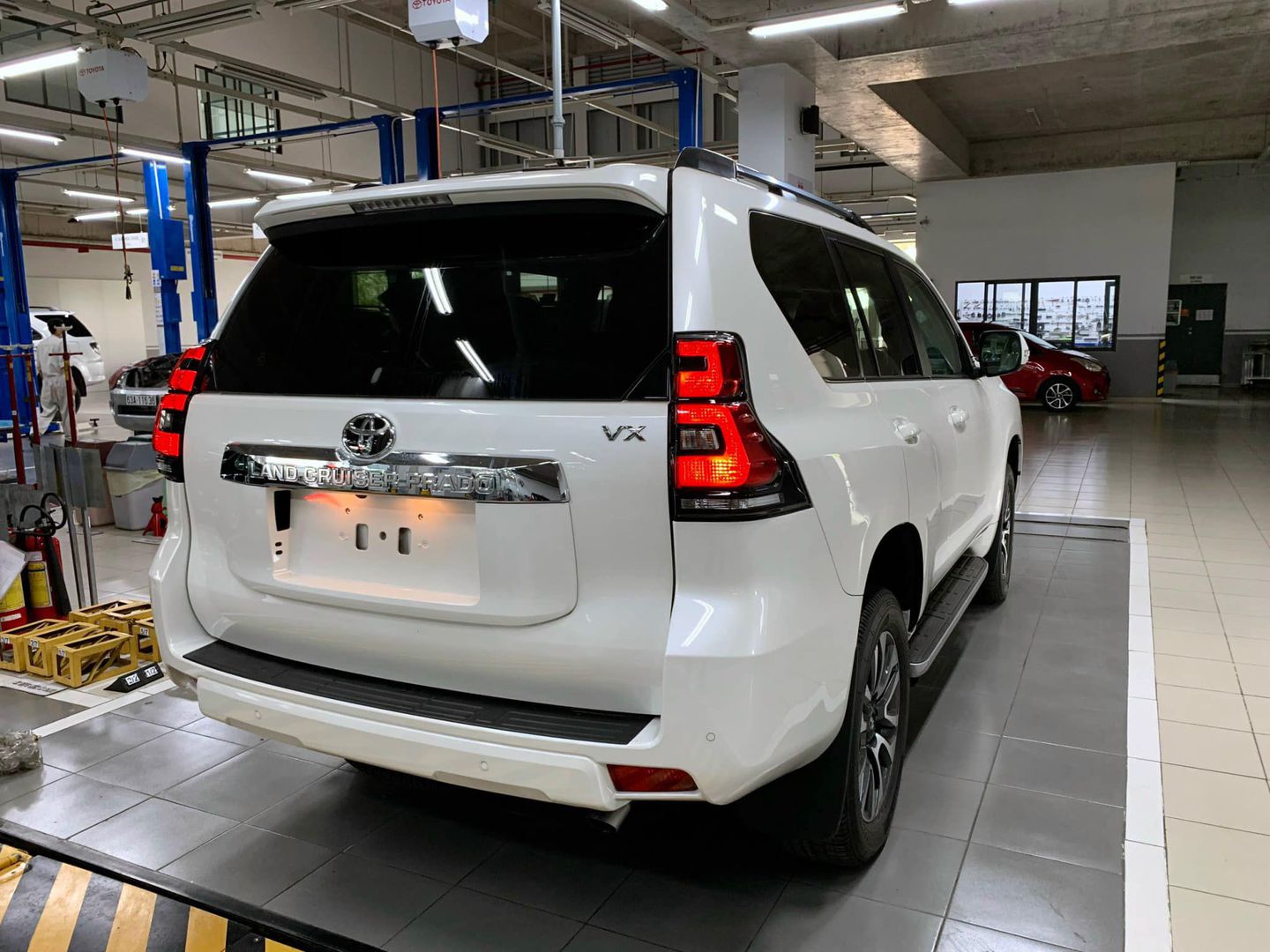 Đánh giá Toyota Land Cruiser Prado 2023: Giá, nội ngoại thất
