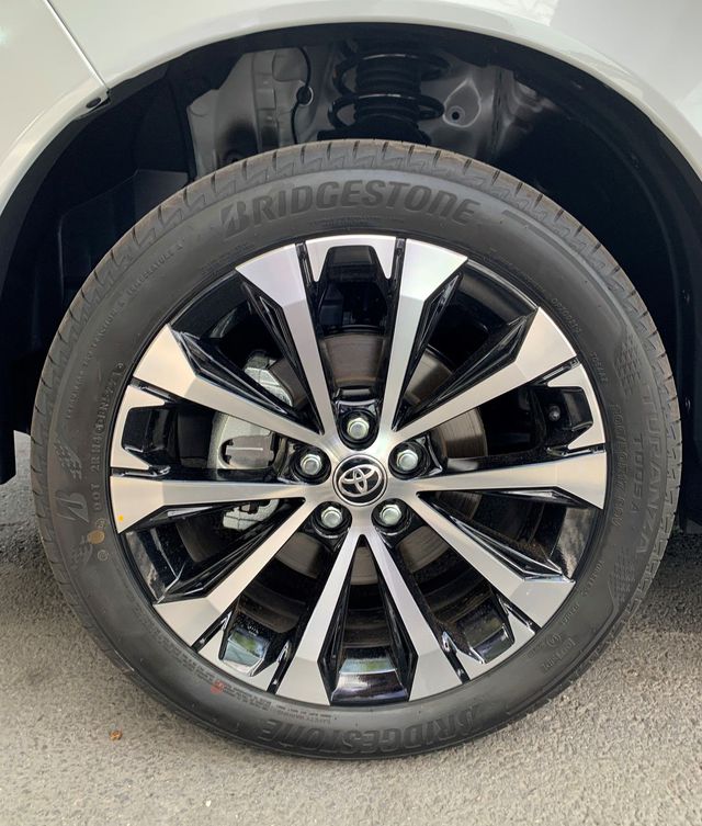 Đánh giá Toyota Veloz 2023: Giá, khuyến mãi, nội ngoại thất