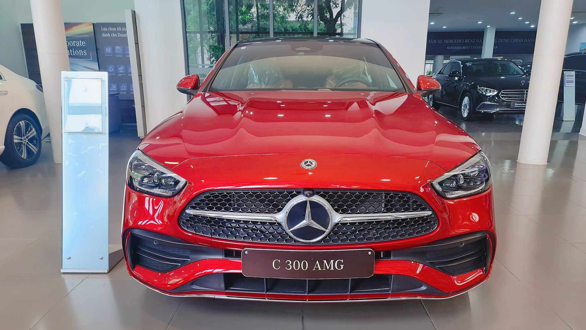 Mercedes C300 AMG 2025: Giá lăn bánh và khuyến mãi T3/2025