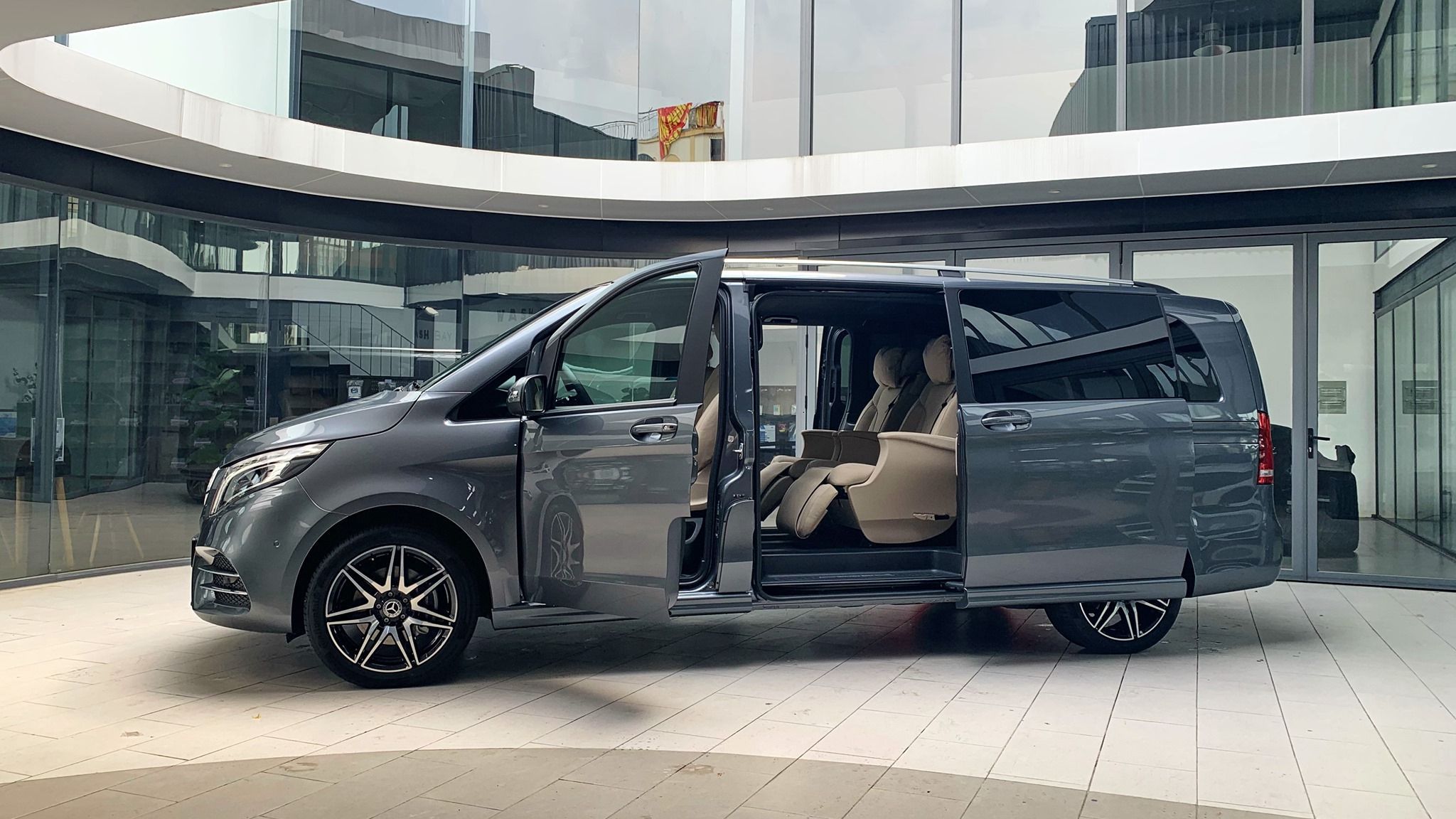 Mercedes V250 AMG 2025: Giá lăn bánh và khuyến mãi T7/2025