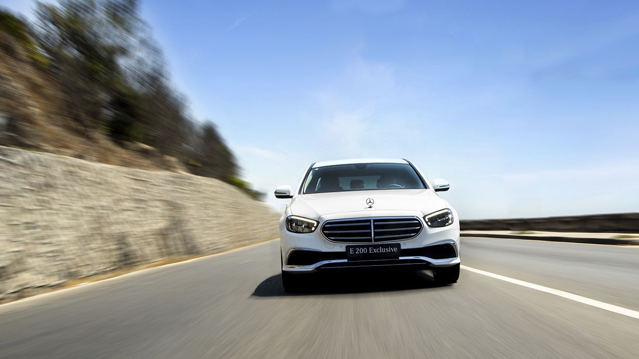 Mercedes E200 Exclusive 2025: Giá lăn bánh và khuyến mãi T8/2025