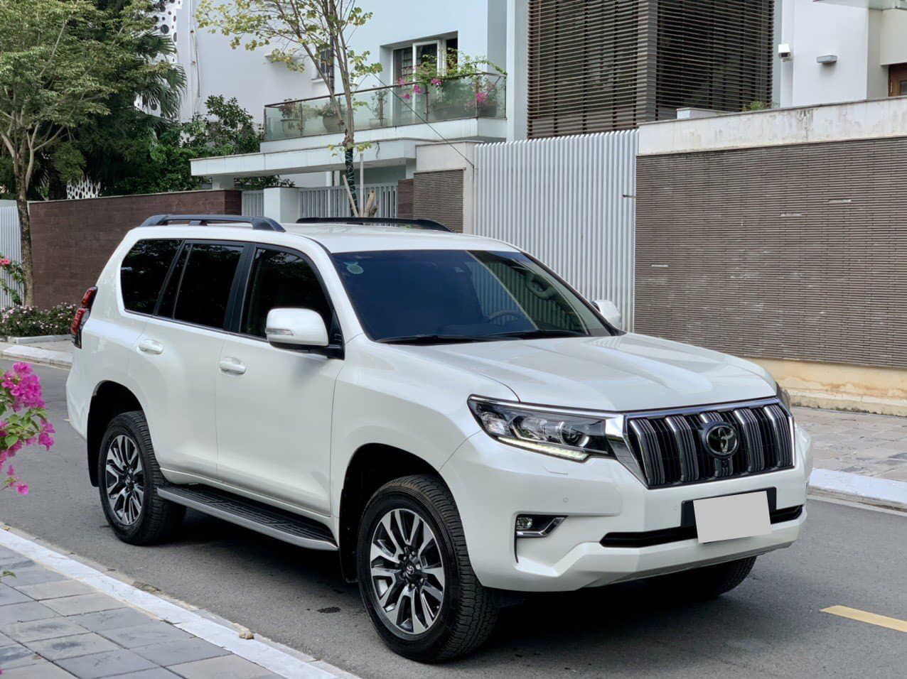 Đánh giá Toyota Land Cruiser Prado 2023: Giá, nội ngoại thất