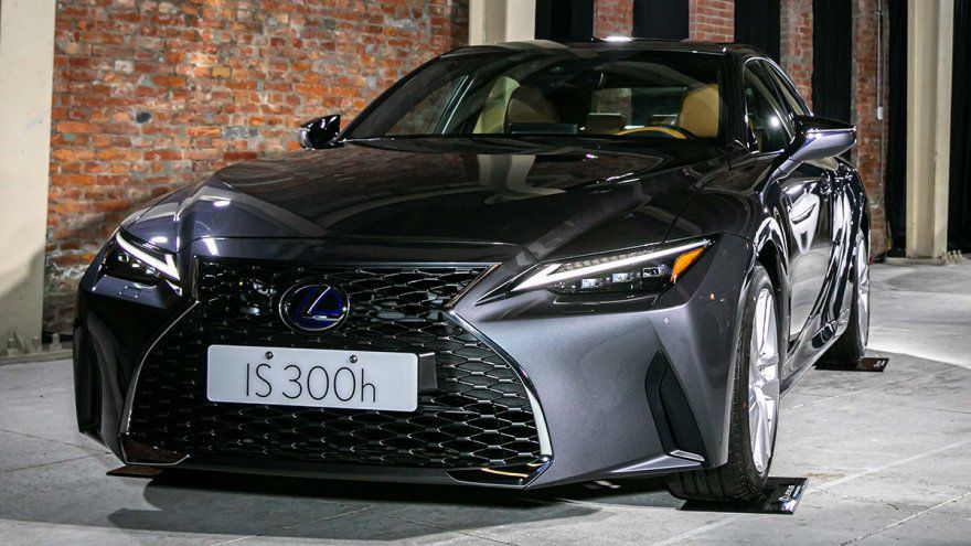 Lexus IS300h 2025: Giá lăn bánh và khuyến mãi T8/2025