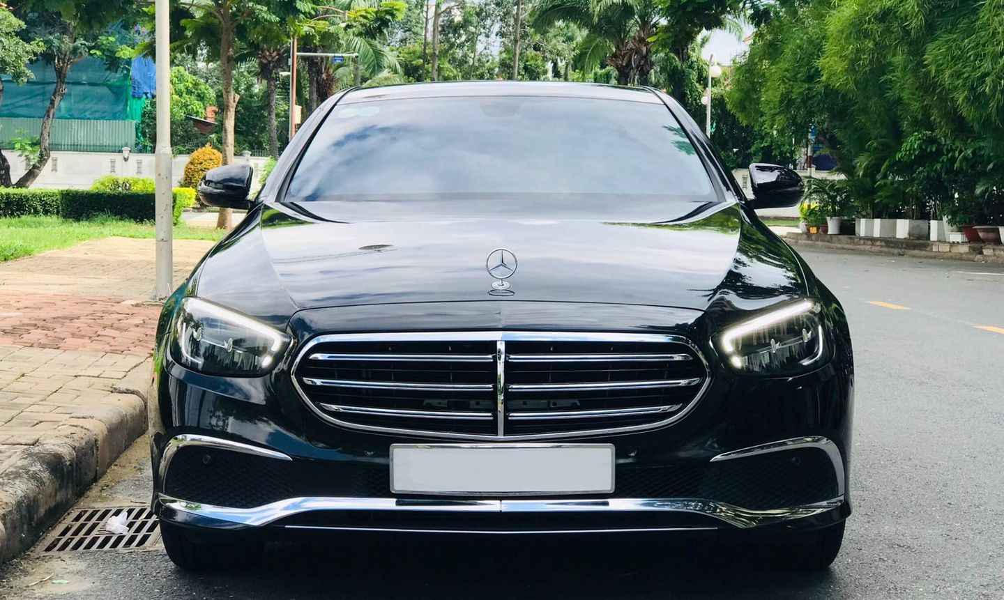 Mercedes E200 Exclusive 2025: Giá lăn bánh và khuyến mãi T8/2025