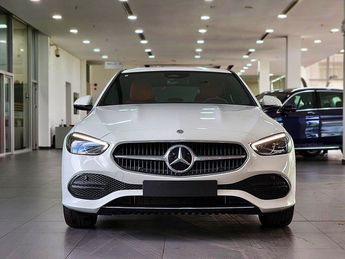 Mercedes C200 Avantgarde 2025: Giá lăn bánh và KM T8/2025