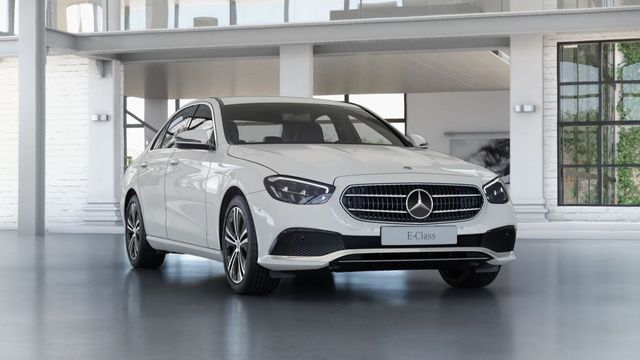 Mercedes E300 AMG 2025: Giá lăn bánh và khuyến mãi T8/2025