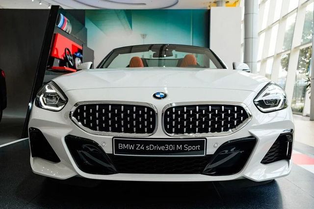 BMW Z4 2025 sDrive30i: Giá lăn bánh và khuyến mãi T8/2025