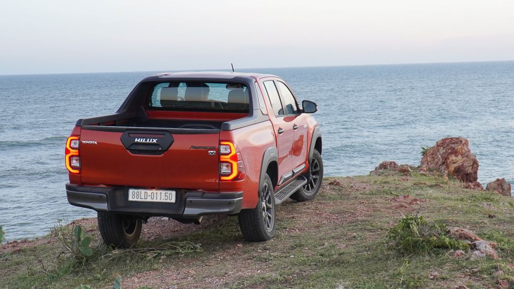 Bay đồi cát, vượt rừng thông cùng Toyota Hilux 2020 qua hành trình gần ...