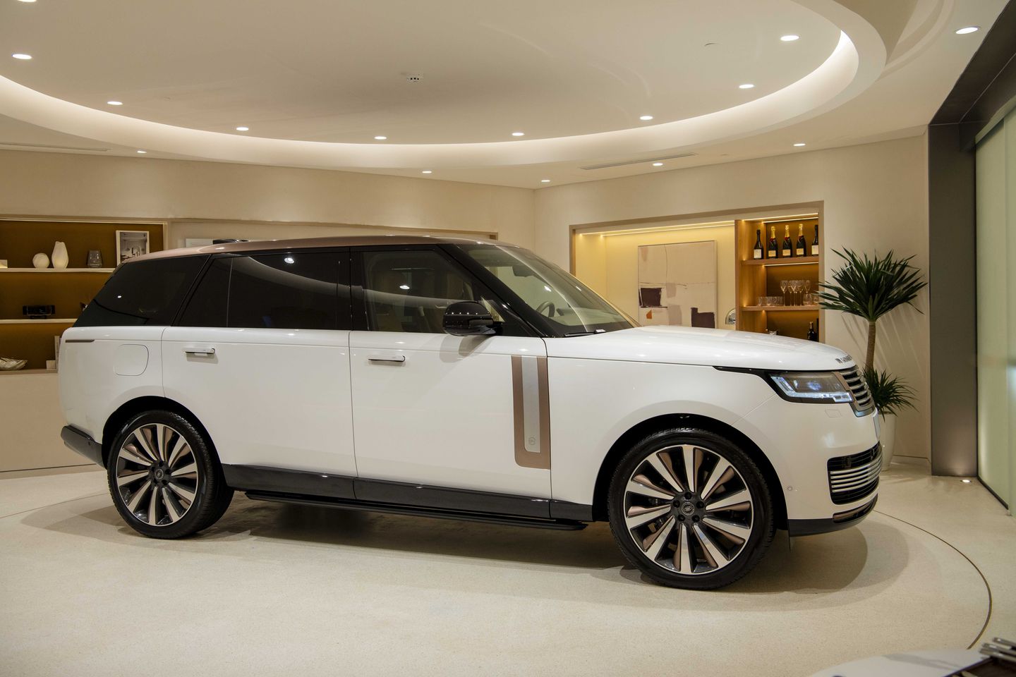 Cận cảnh Range Rover SV có giá bán 19,1 tỷ đồng tại Việt Nam