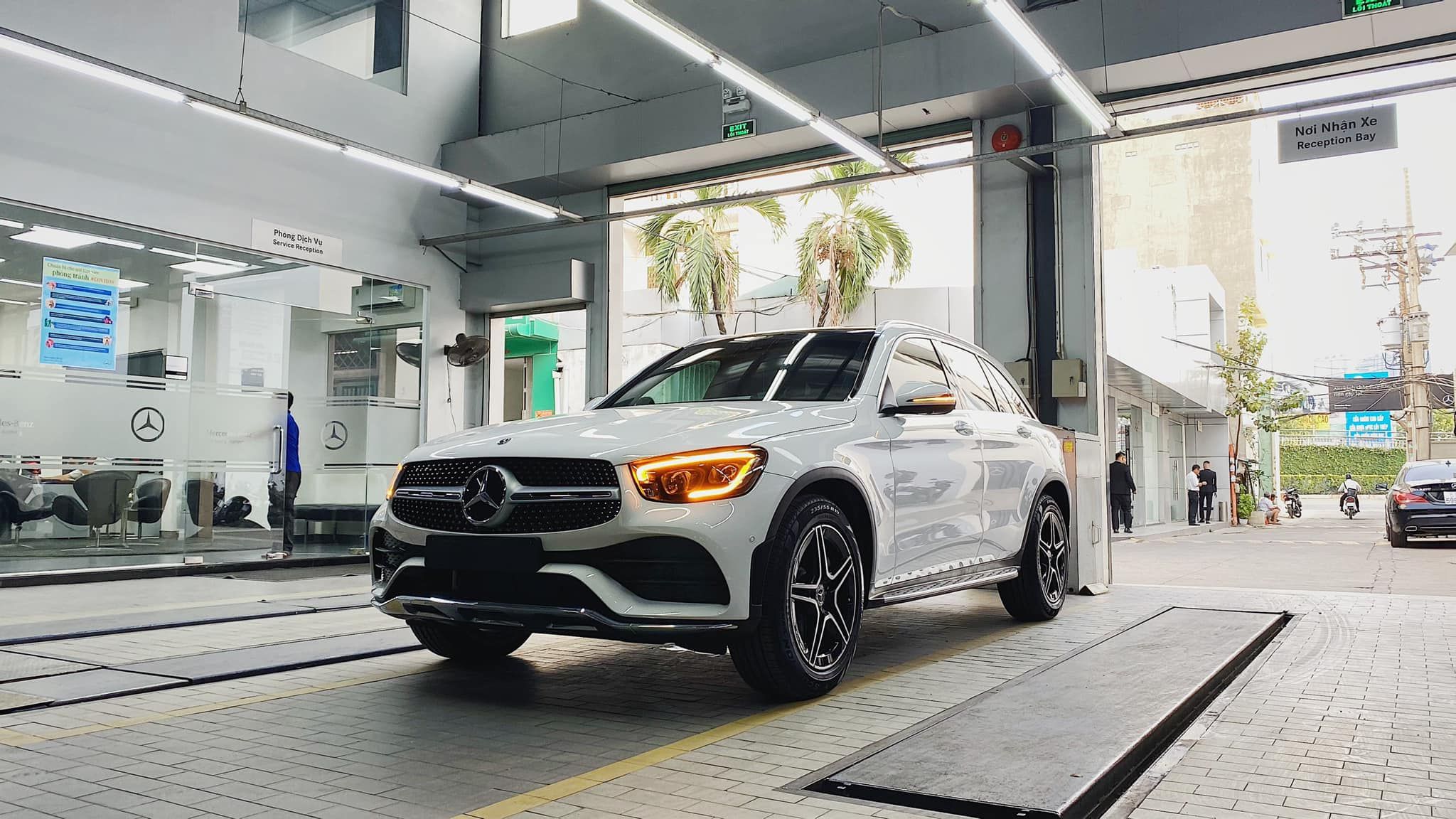 Mercedes GLC 300 4Matic 2023: Giá lăn bánh và khuyến mãi T6/2023